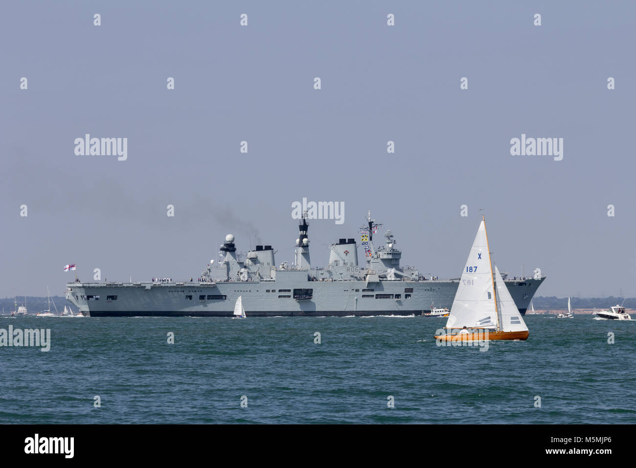Hms illustrious r06 hi-res stock photography and images - Alamy