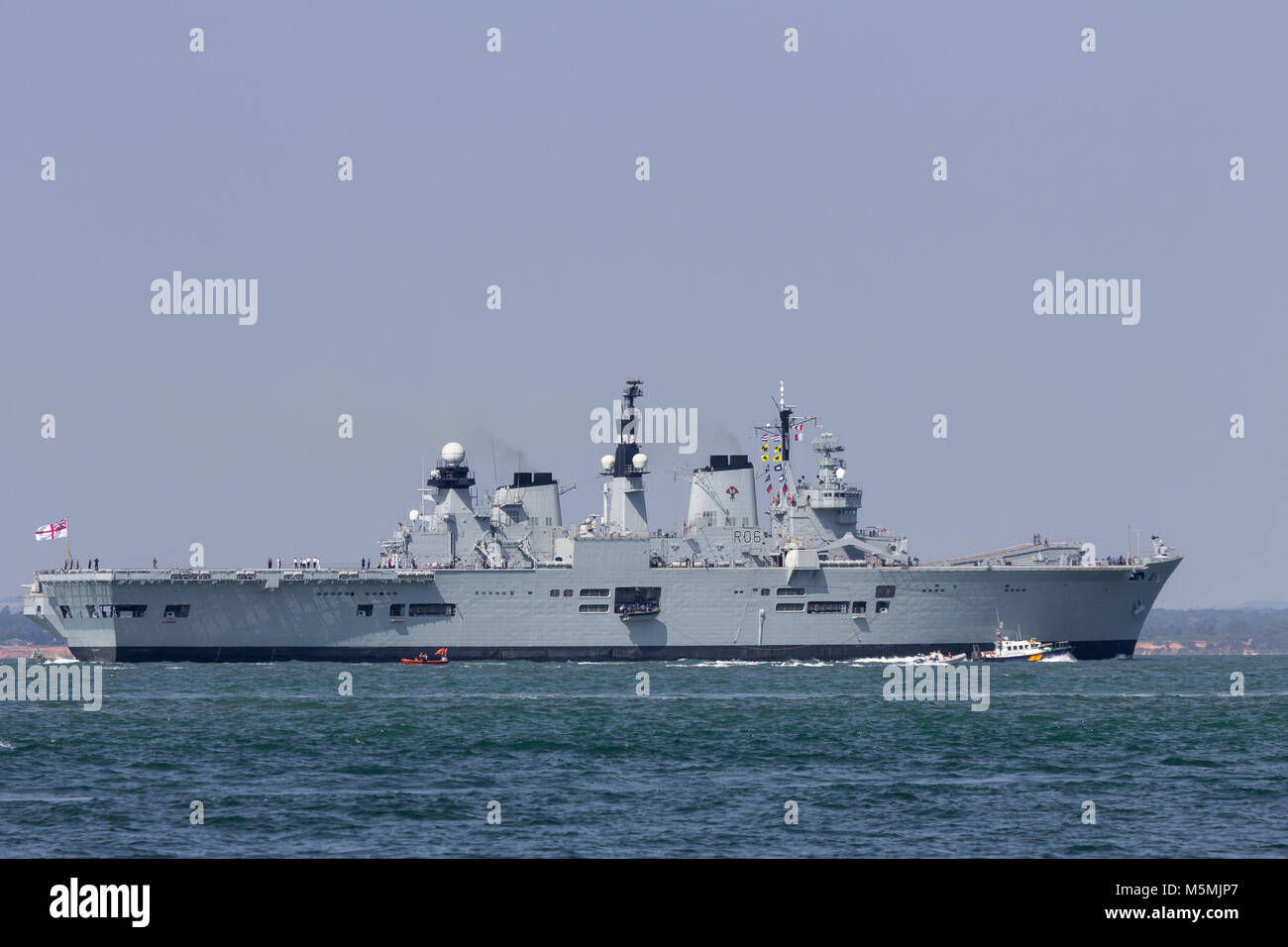 Hms illustrious r06 hi-res stock photography and images - Alamy