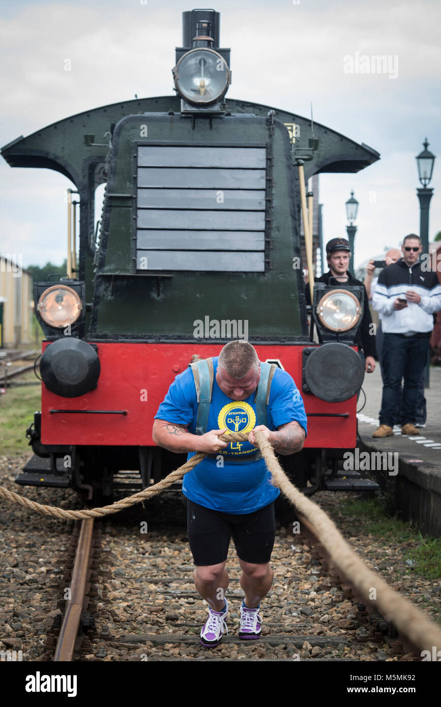 Train pulling hi-res stock photography and images - Alamy