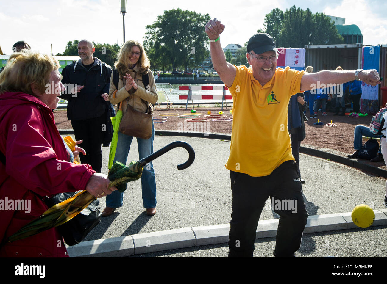 Playing curb ball. Dutch Championship Stock Photo - Alamy
