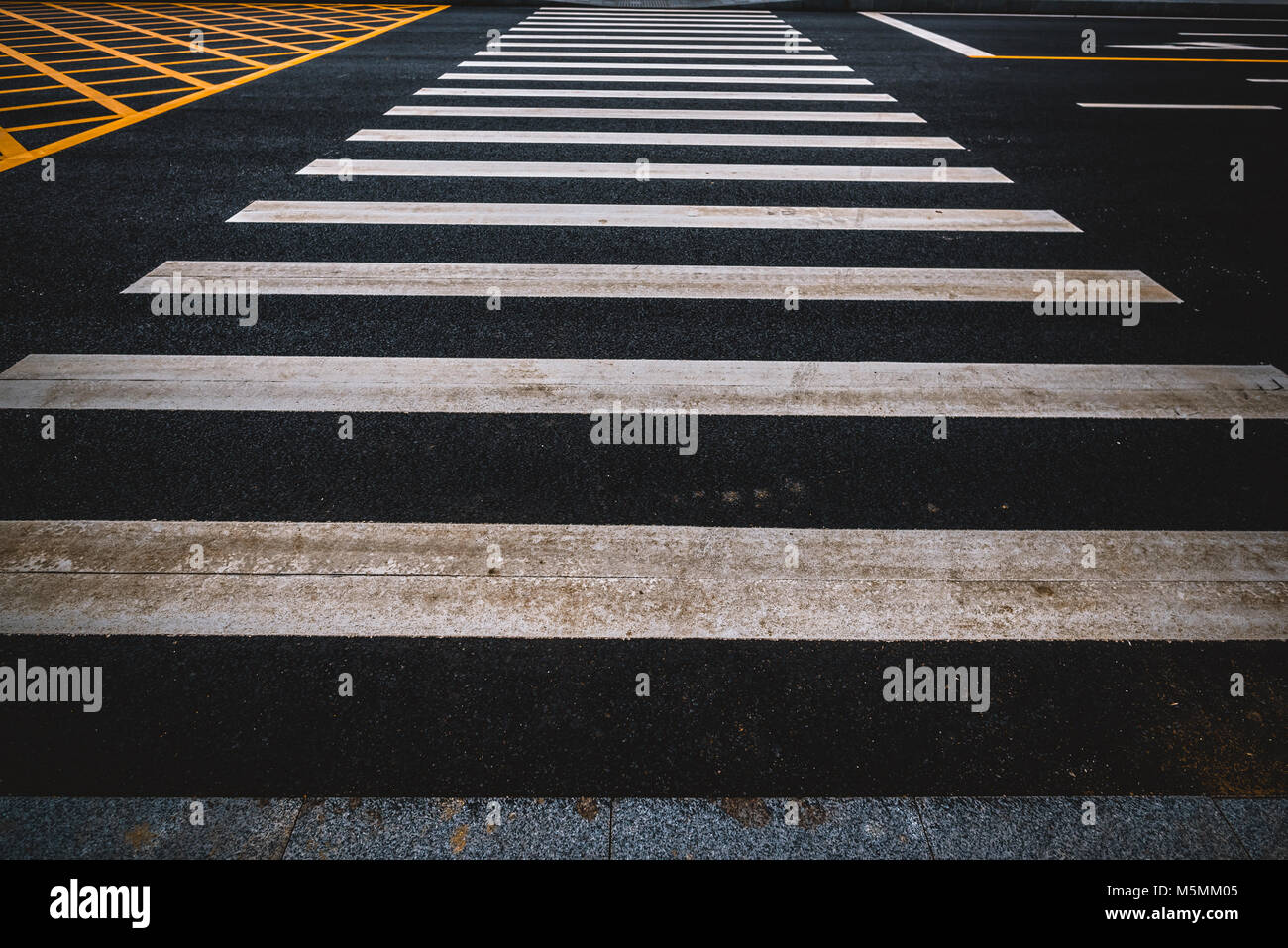New asphalt texture with white dashed line Stock Photo - Alamy