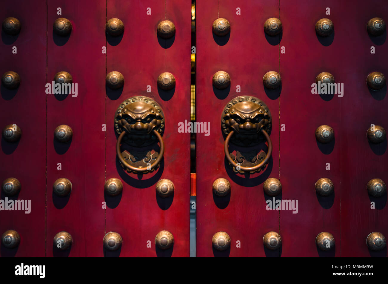 Traditional chinese door design door hi-res stock photography and ...