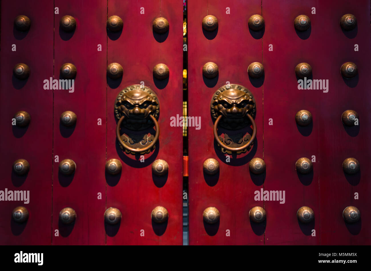 Traditional chinese door design door hi-res stock photography and ...