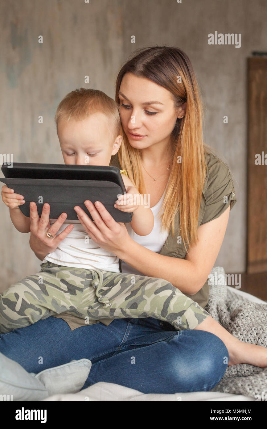 Mom son tablet hi-res stock photography and images - Alamy