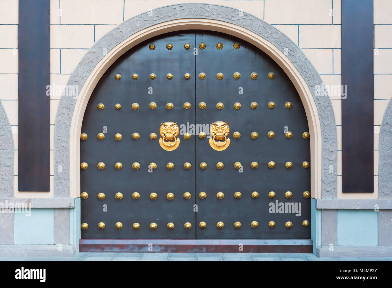 Chinese gate hi-res stock photography and images - Alamy