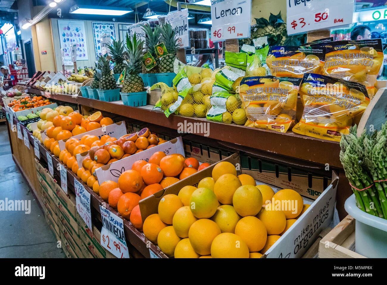 Grocery store inside hi-res stock photography and images - Alamy