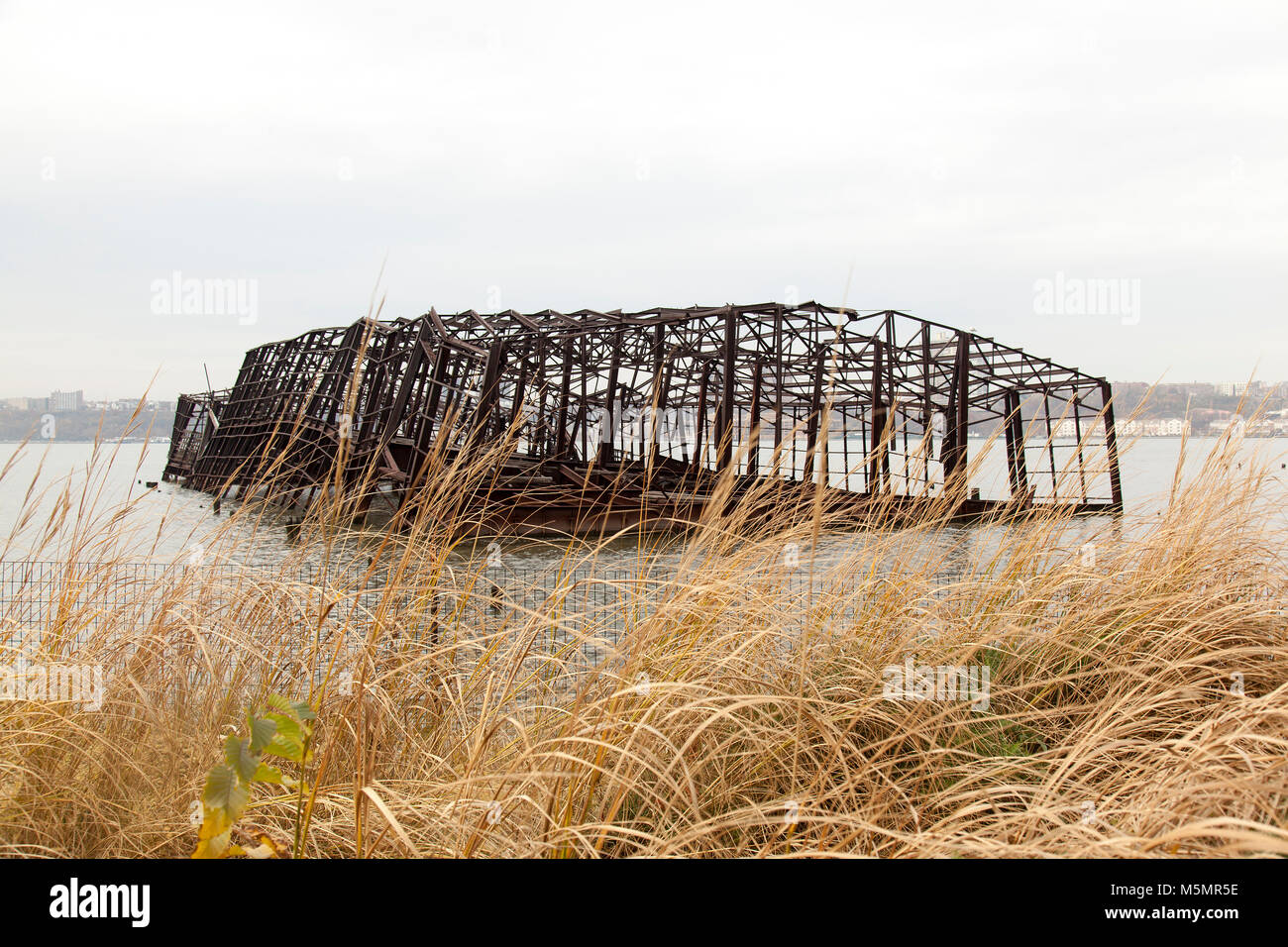 Collapsed fence wood hi-res stock photography and images - Alamy