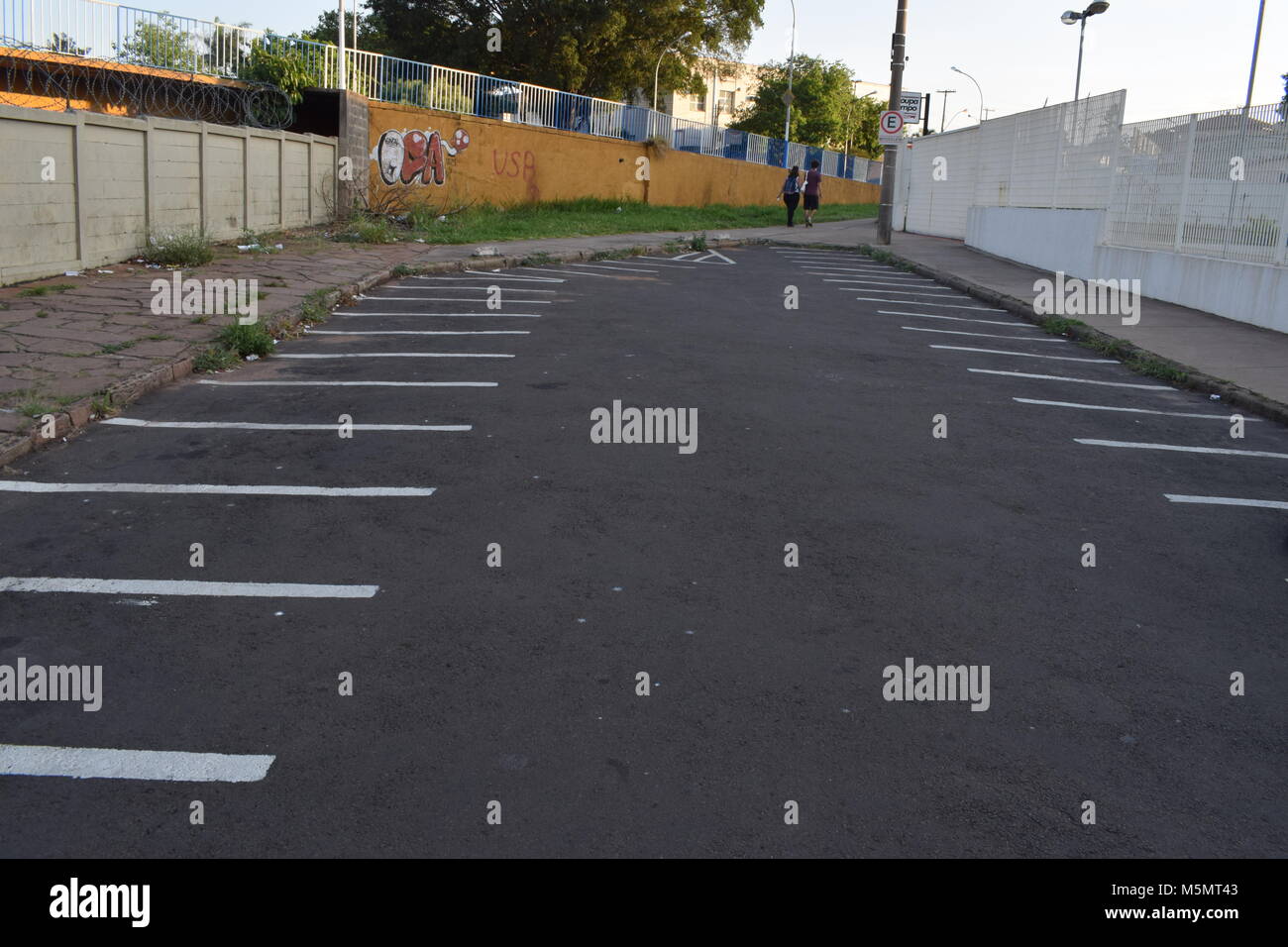 Empty car parking space hi-res stock photography and images - Alamy