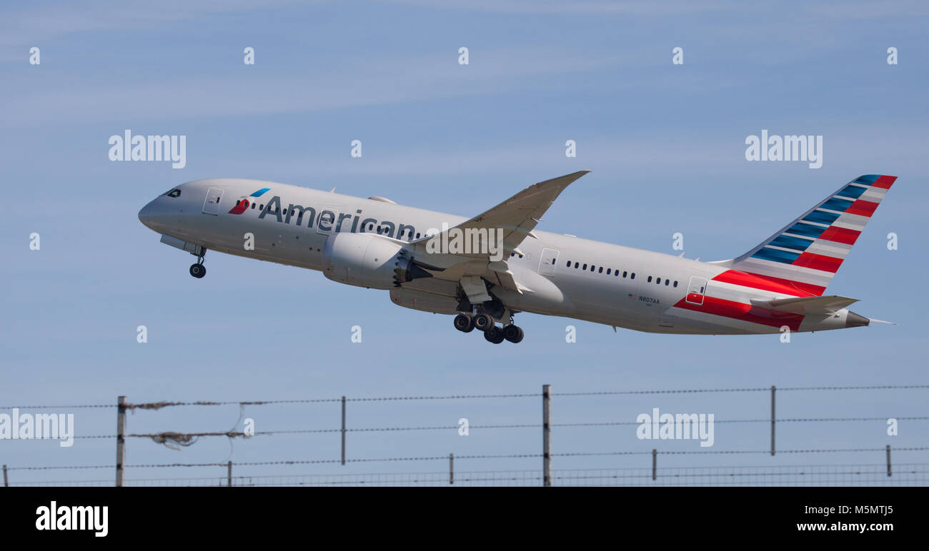 American Airlines Boeing 787 Dreamliner N807AA departing London ...