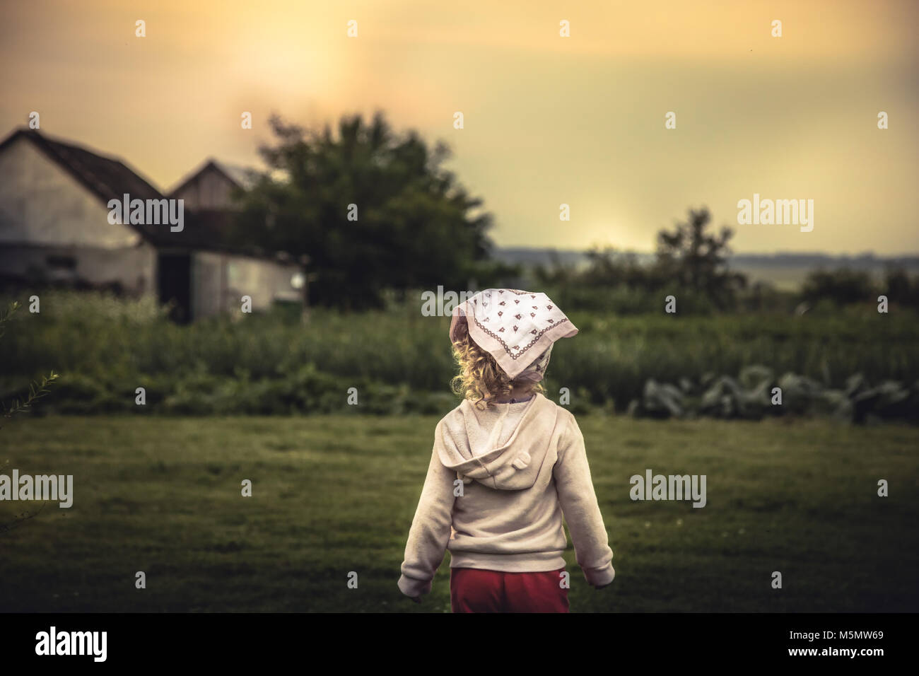 Child looking at the horizon hi-res stock photography and images - Alamy