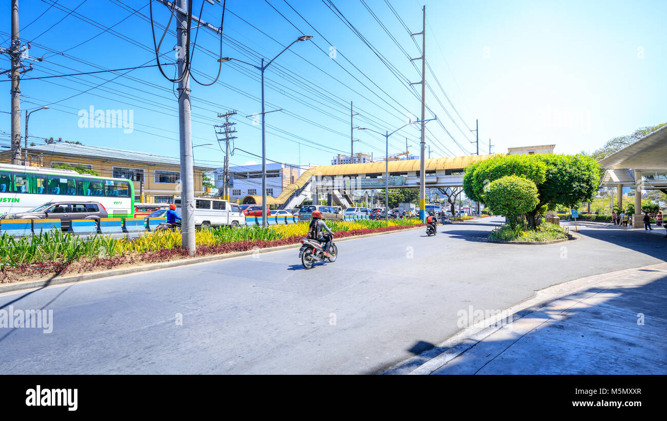 Manila street family hi-res stock photography and images - Alamy