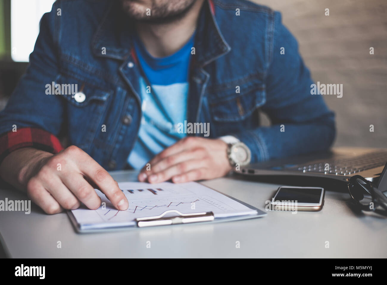 male hand writing in notebook with pen Stock Photo - Alamy
