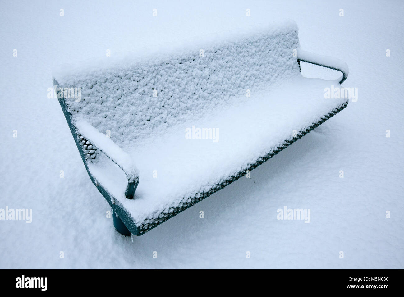 Snow covered park bench Stock Photo - Alamy
