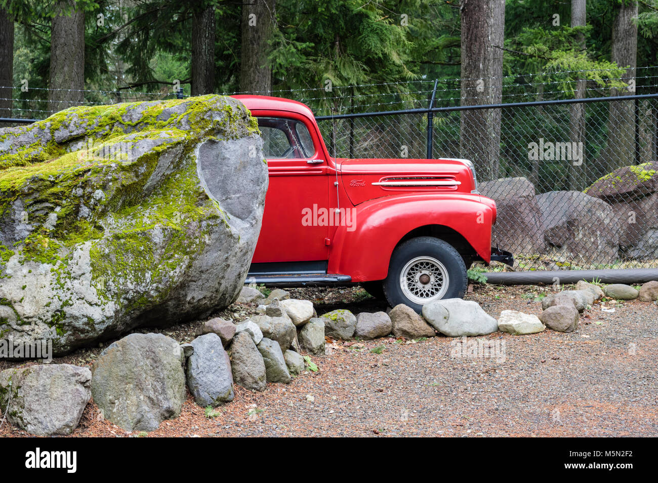 Vintage red ford pickup truck hi-res stock photography and images - Alamy