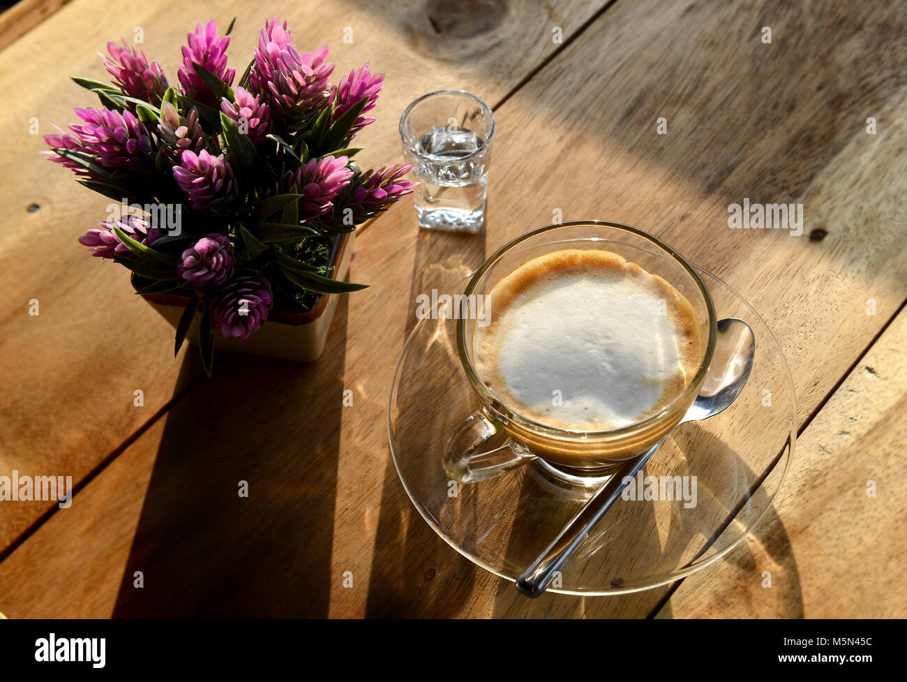Break time coffee shop hi-res stock photography and images - Alamy