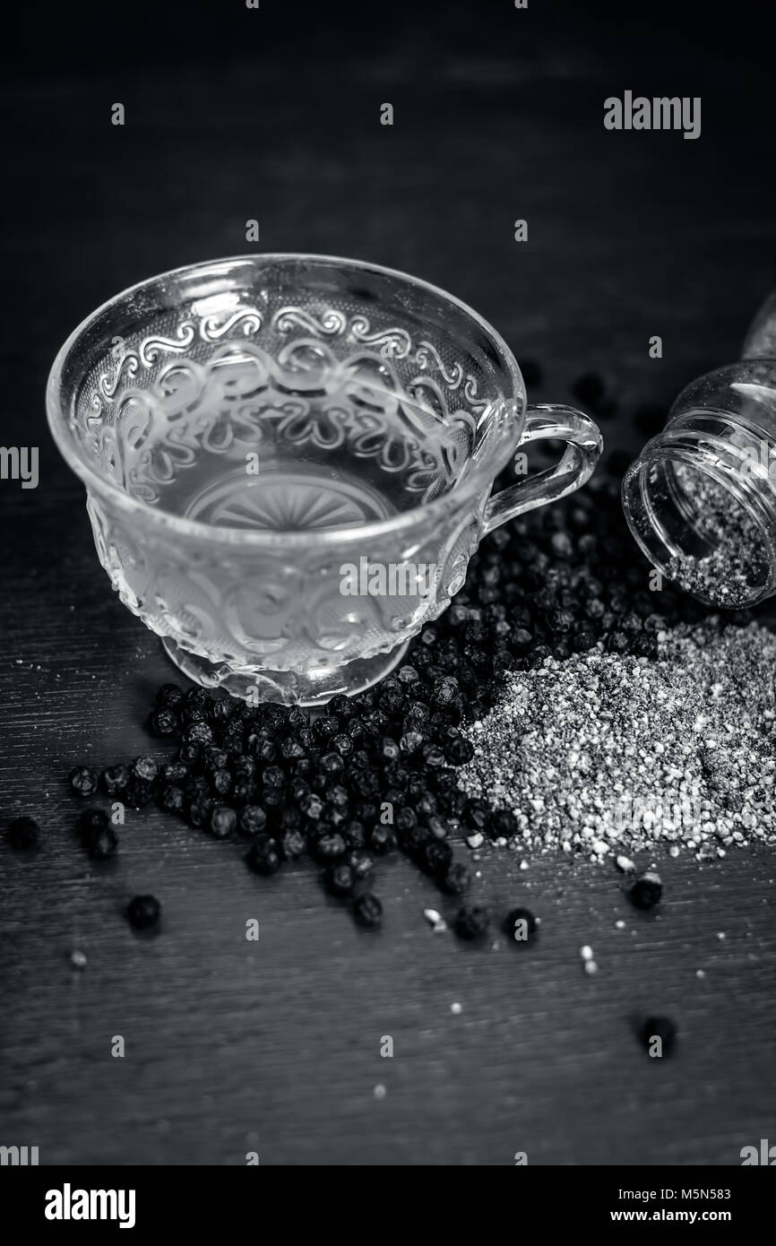 Tea of black pepper,Piper nigrum with raw black pepper and powdered ...
