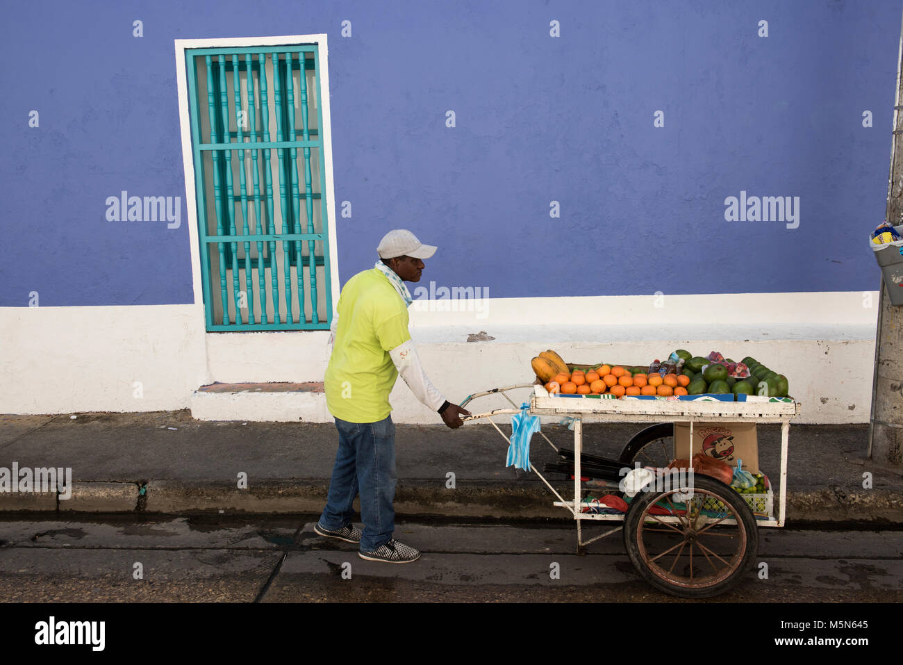 Man pushing market trolley hi-res stock photography and images - Alamy