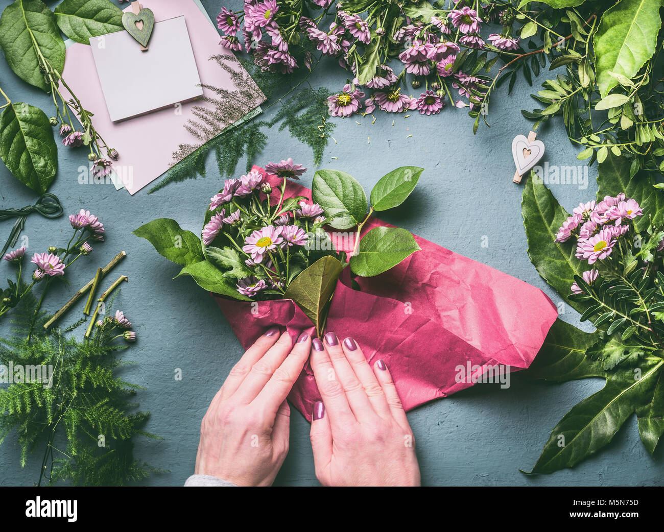 Hand wrap hi-res stock photography and images - Alamy