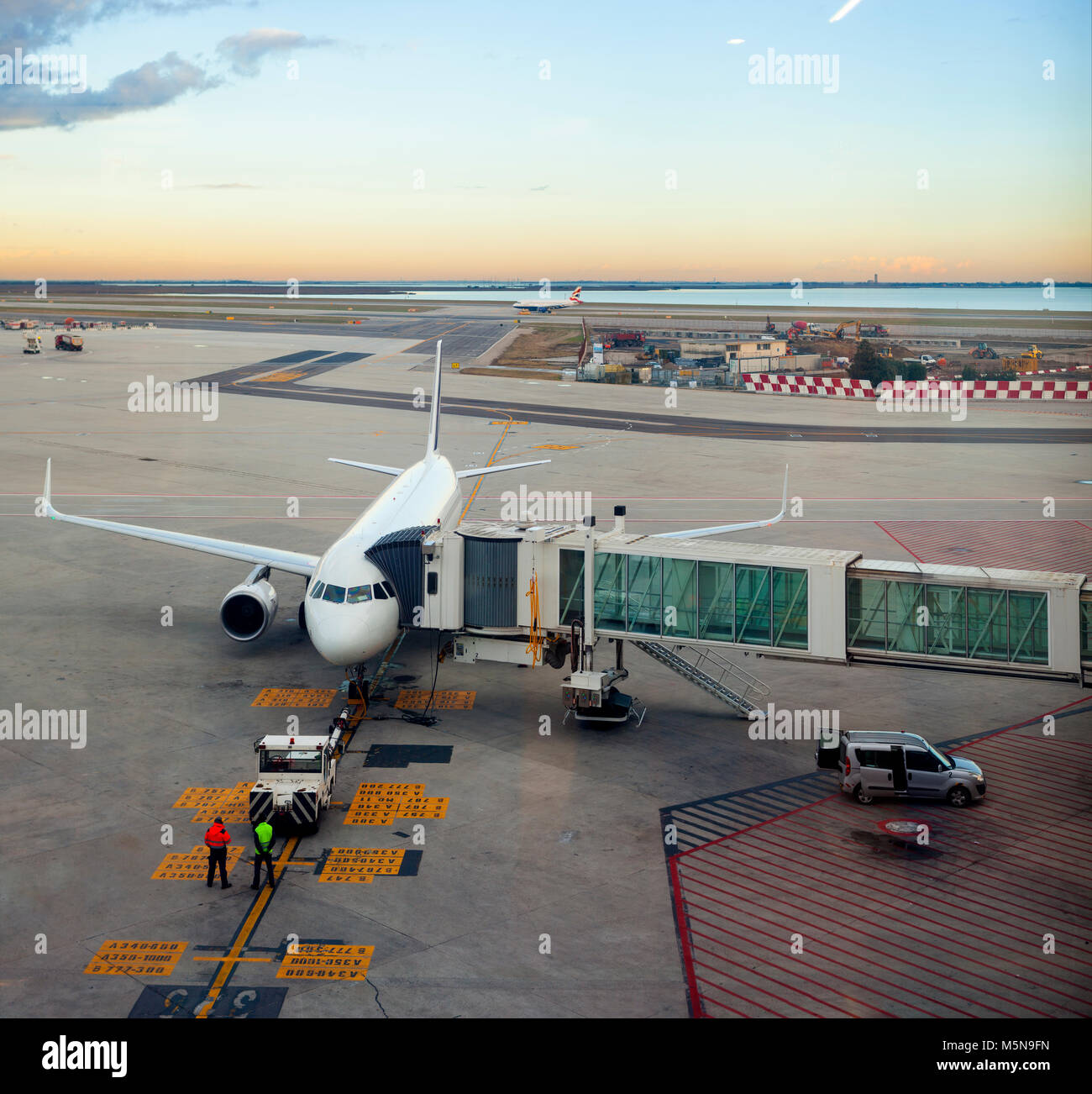 Airplane at the terminal gate ready for takeoff Stock Photo - Alamy