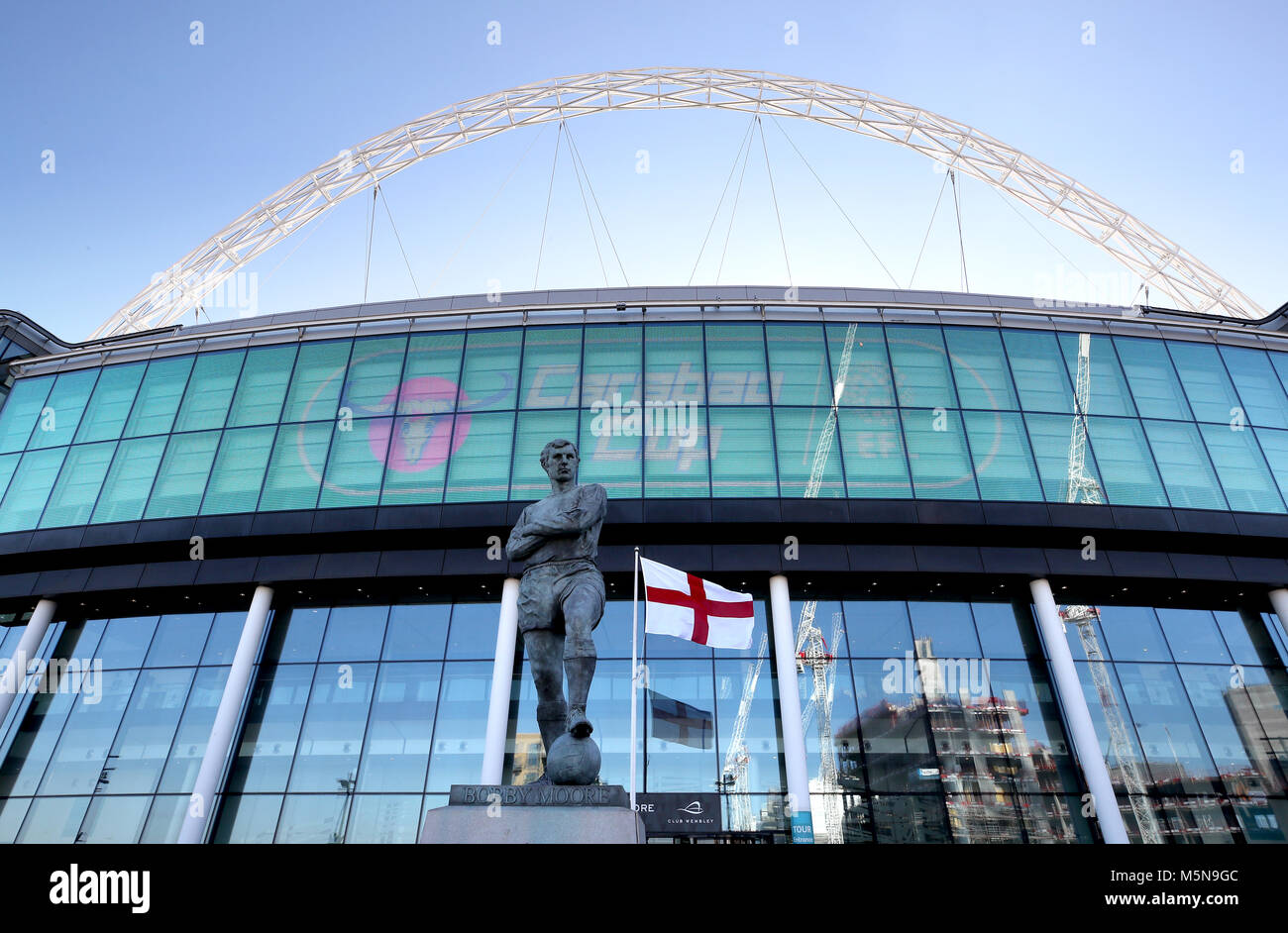 Bobby moore statue hi-res stock photography and images - Alamy