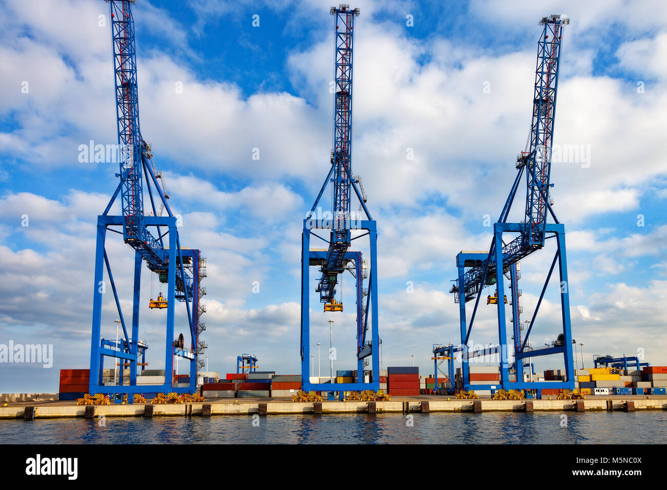 Dockside gantry crane hi-res stock photography and images - Alamy