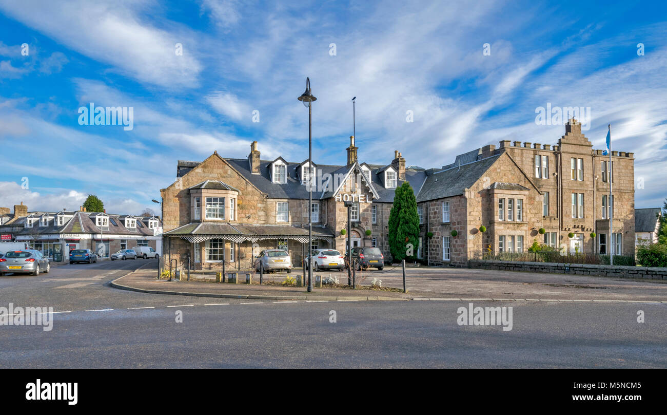 ABOYNE TOWN SCOTLAND THE SQUARE AND THE HOTEL IN THE CENTRE Stock Photo ...