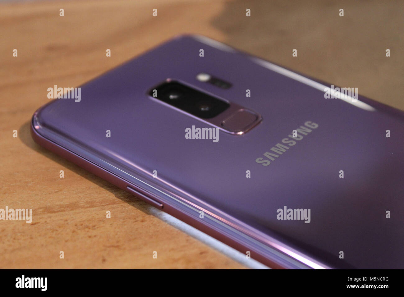 Samsung galaxy s9 smartphones hi-res stock photography and images - Alamy