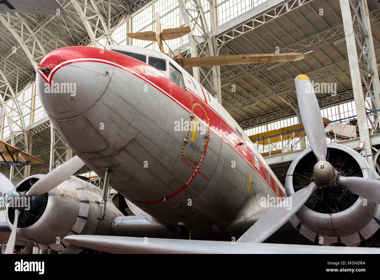 Airplane inside hangar hi-res stock photography and images - Alamy