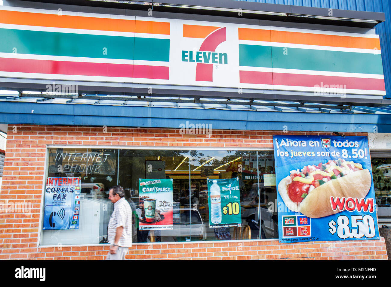 Chain convenience store in mexico hi-res stock photography and images ...
