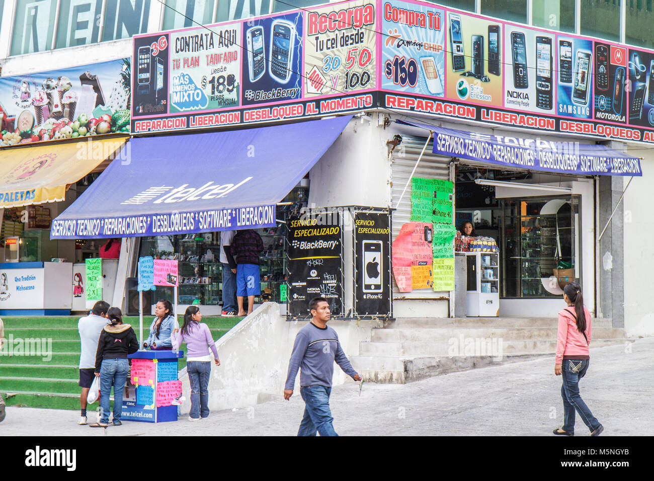 Storefront awning hi-res stock photography and images - Alamy