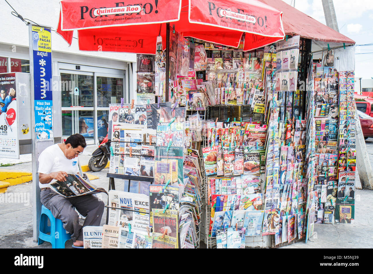 Newspapers and magazines stall hi-res stock photography and images - Alamy