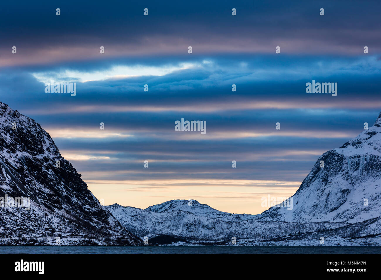 Sunset between mountains hi-res stock photography and images - Alamy