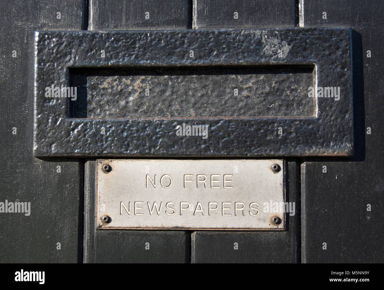 letter box in wooden gate with no free newspapers notice Stock Photo ...