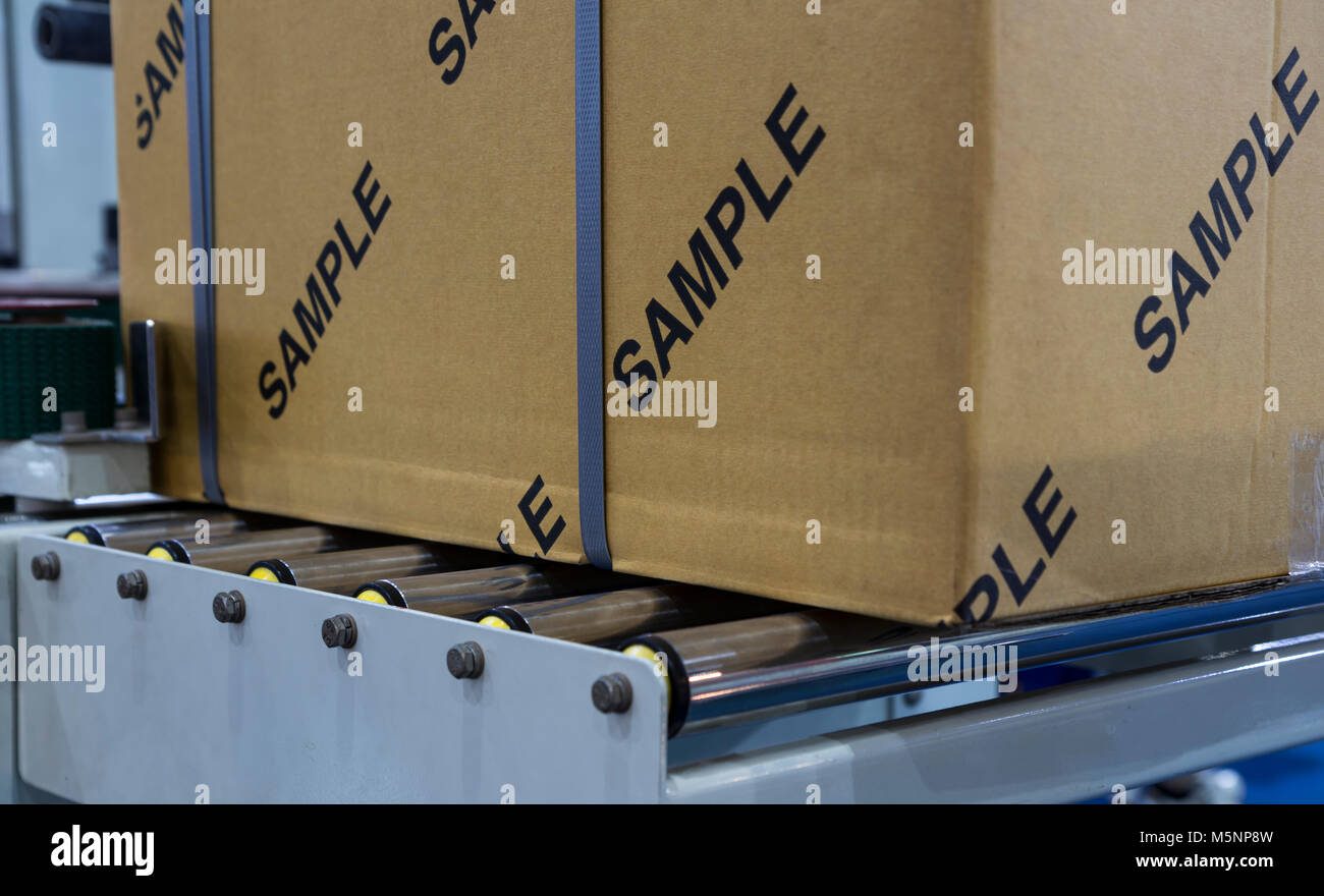 Sample Carton box ; Sealing with tape Stock Photo - Alamy