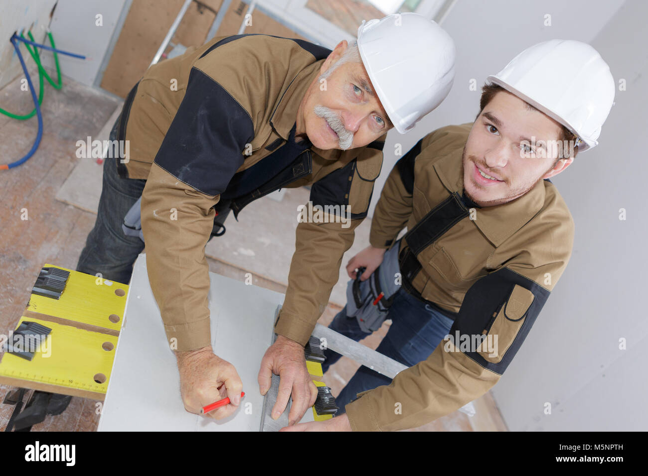 senior and young builder Stock Photo - Alamy