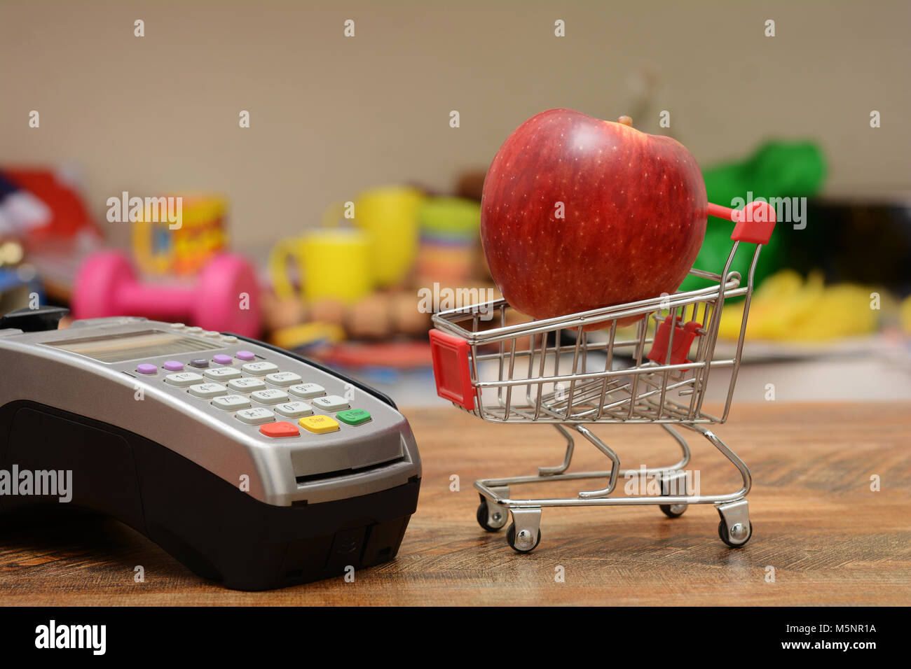 Grocery shopping cart with apple and credit card reader Stock Photo - Alamy
