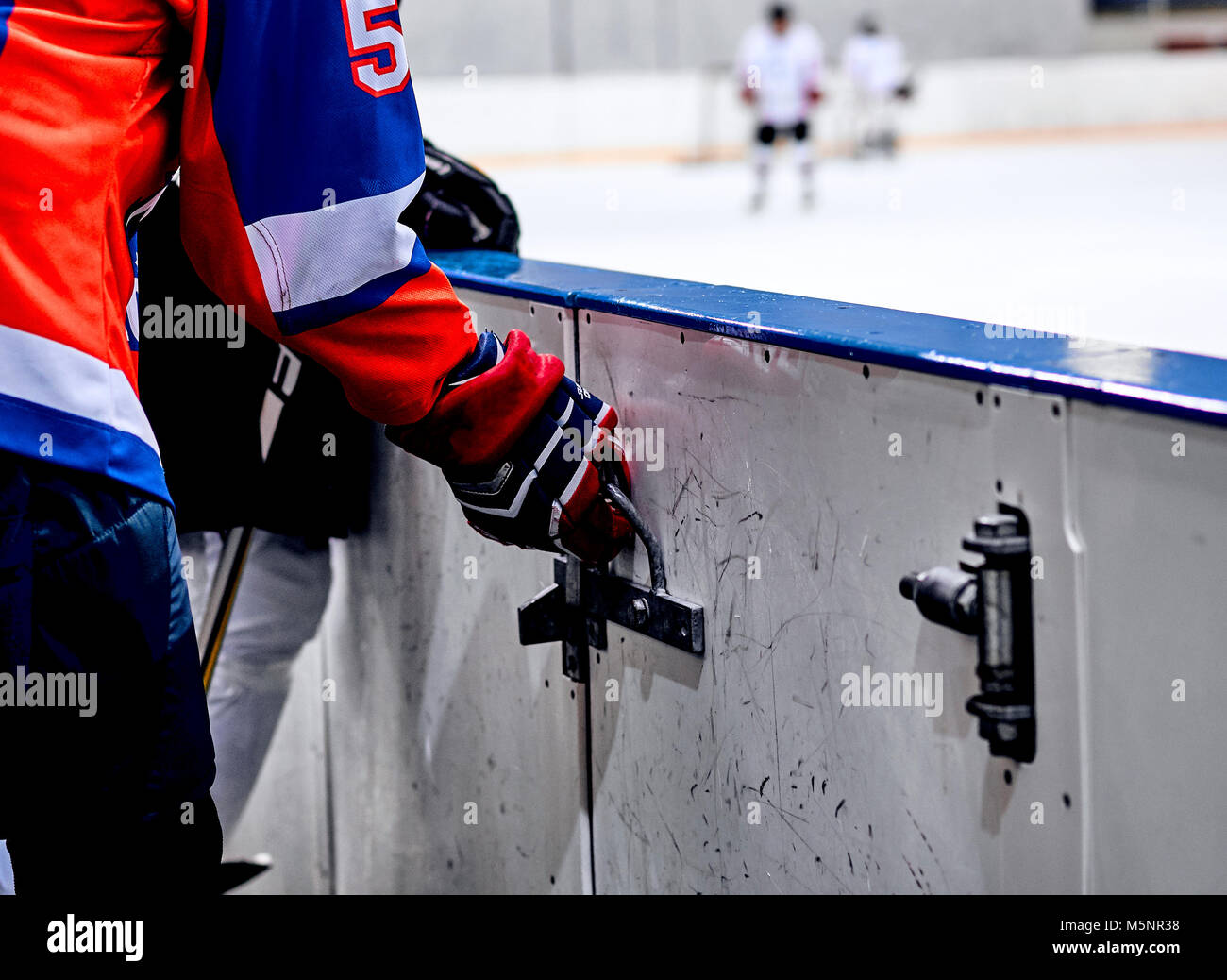 Ice hockey players bench hi-res stock photography and images - Alamy