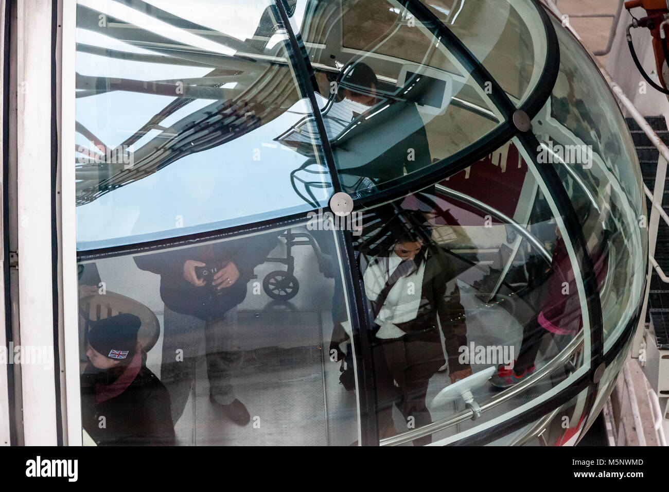Inside the london eye hi-res stock photography and images - Alamy
