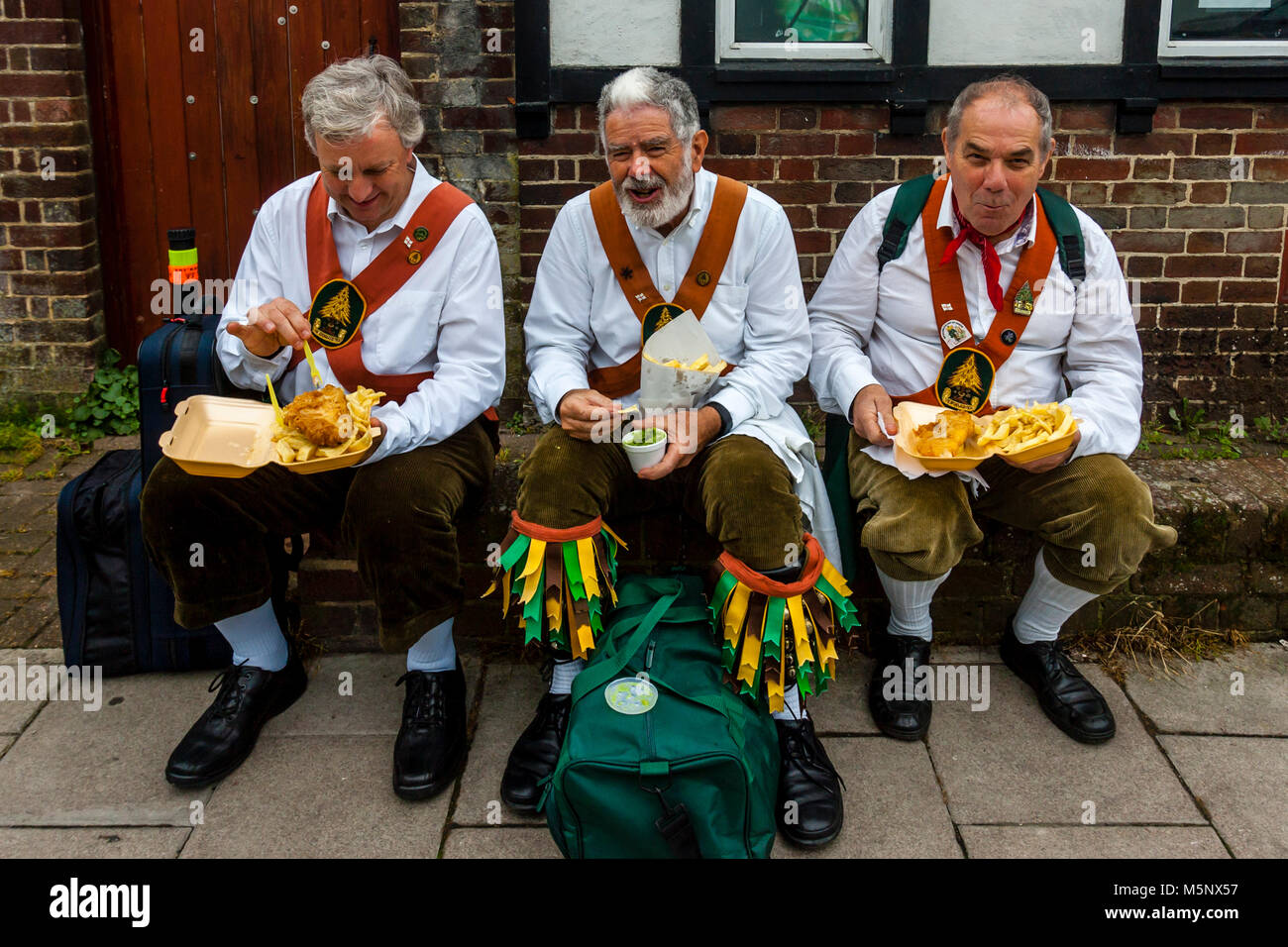 People eating fish and chips hi-res stock photography and images - Alamy
