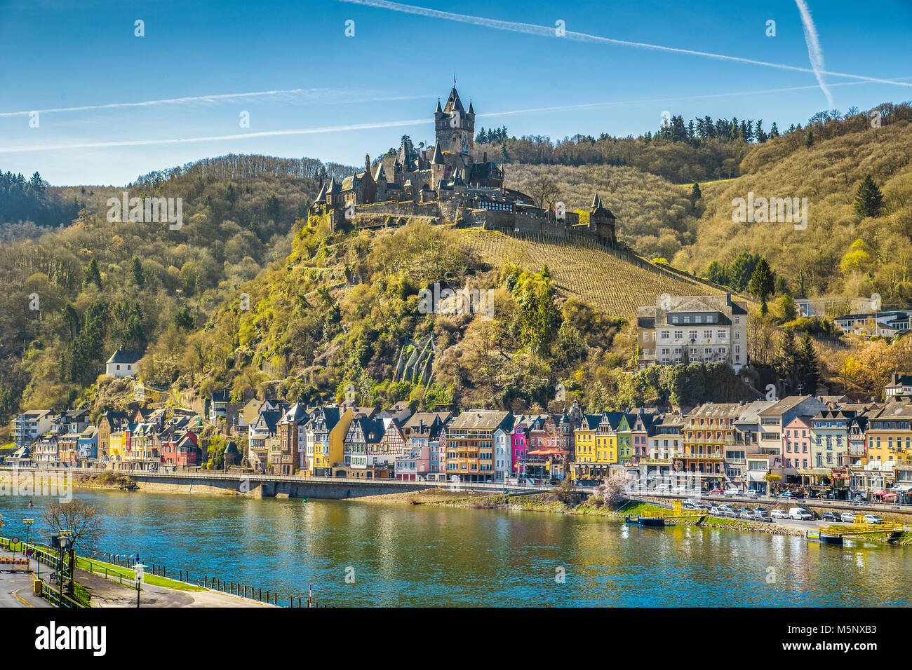 Beautiful view of the historic town of Cochem with famous Reichsburg ...