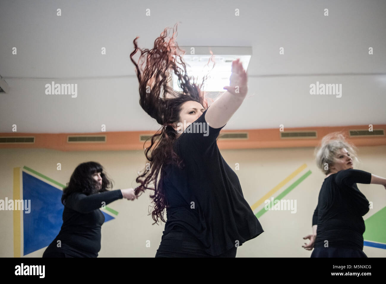 Full figured girl hi-res stock photography and images - Alamy