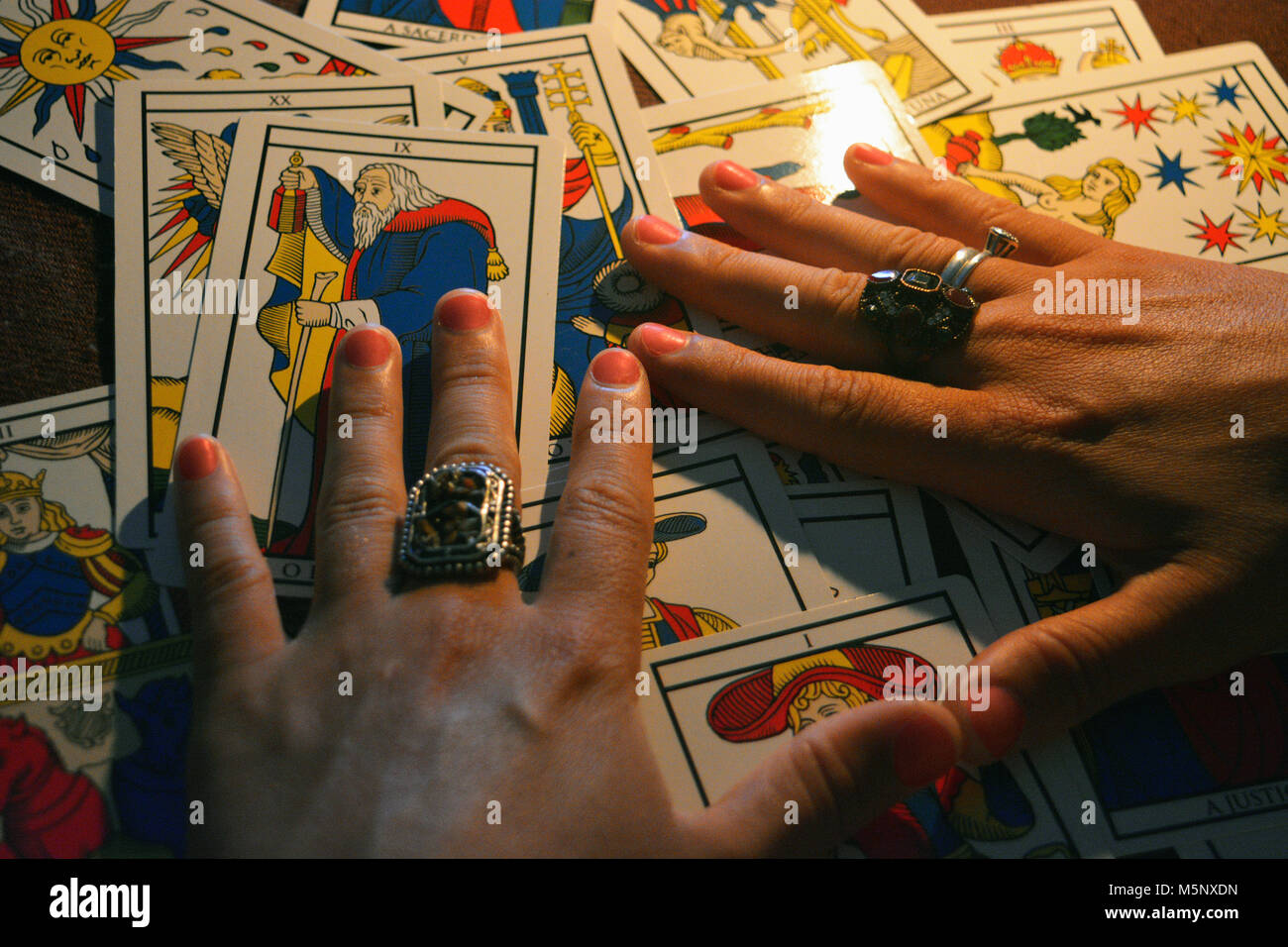 Tarot table and hands Stock Photo - Alamy