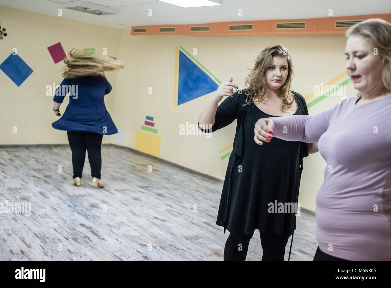 Full figured girl hi-res stock photography and images - Alamy