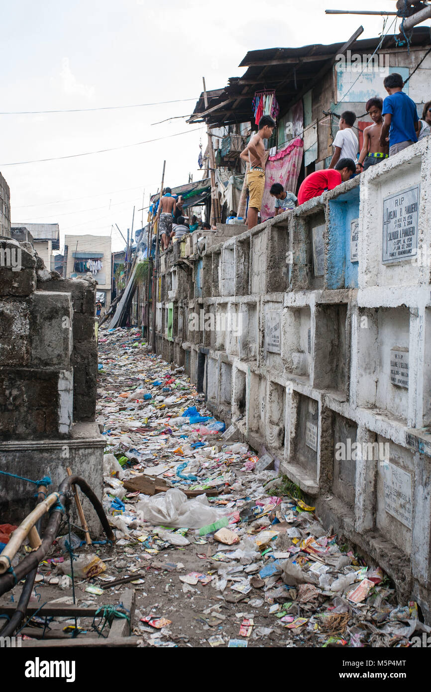 Navotas, Manila, Philippines. 7th Apr, 2015. A house and local people ...