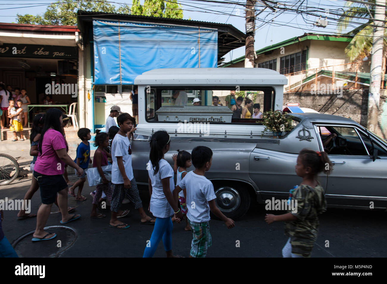 Philippines manila slum scene in hi-res stock photography and images ...