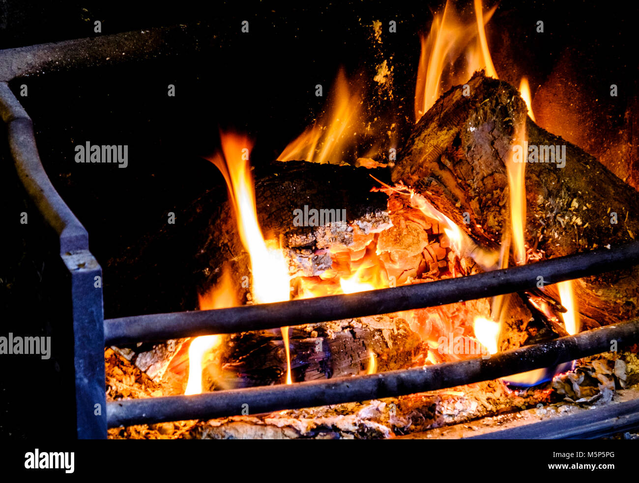 A traditional log fire Stock Photo - Alamy