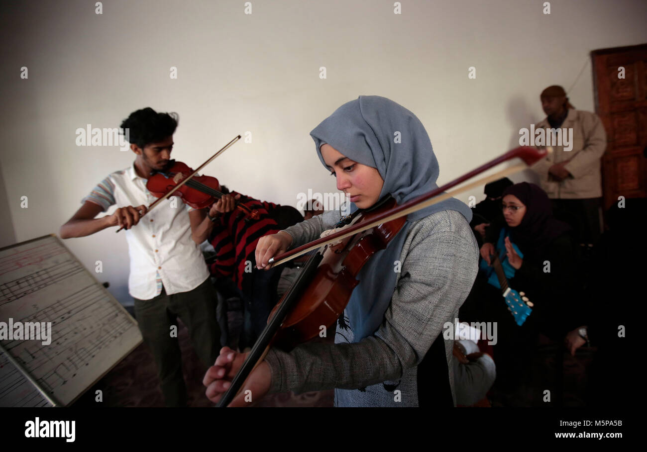 Sanaa, Yemen. 25th Feb, 2018. A Yemeni student plays violin during a ...