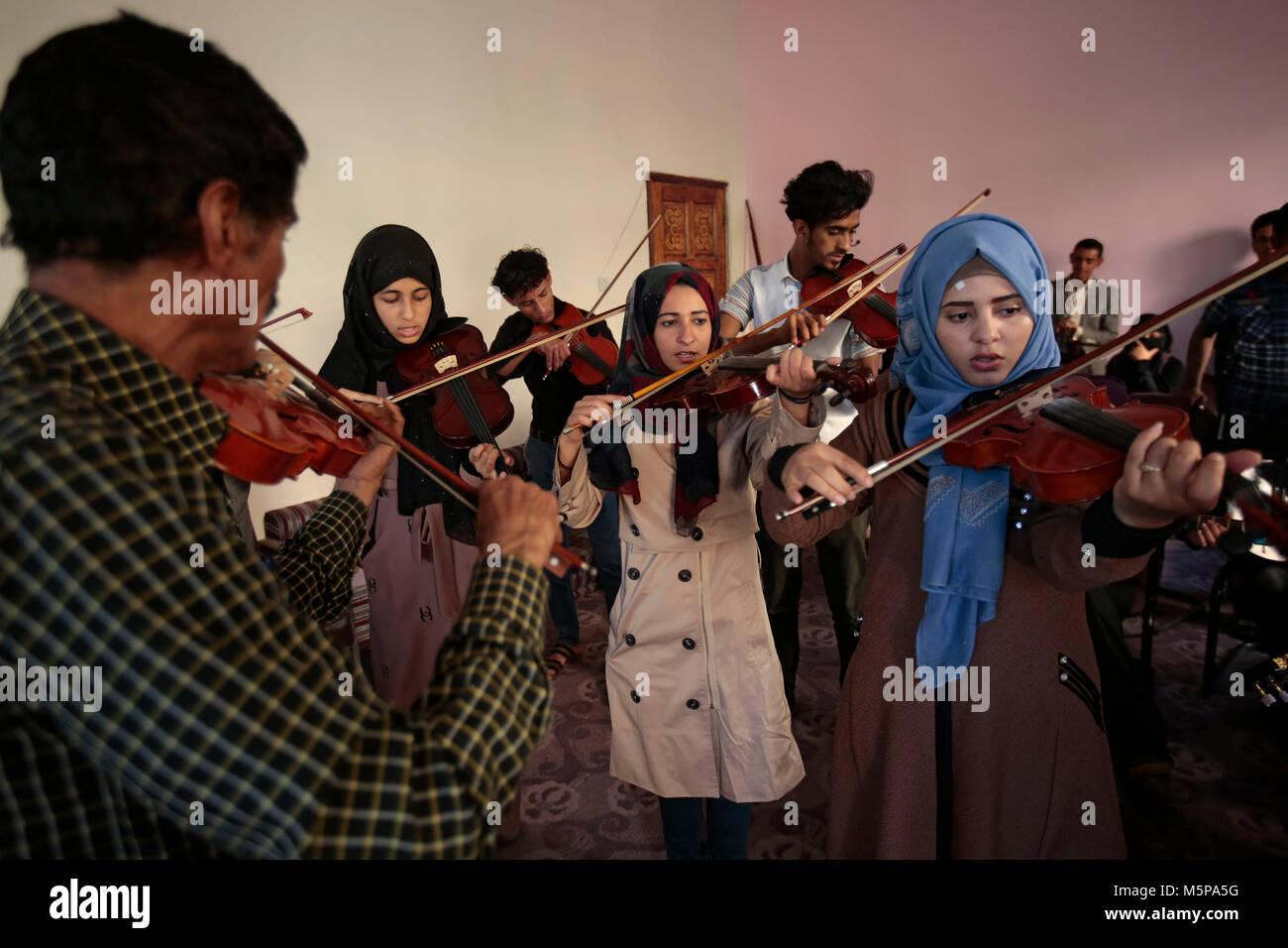 Yemeni music hi-res stock photography and images - Alamy