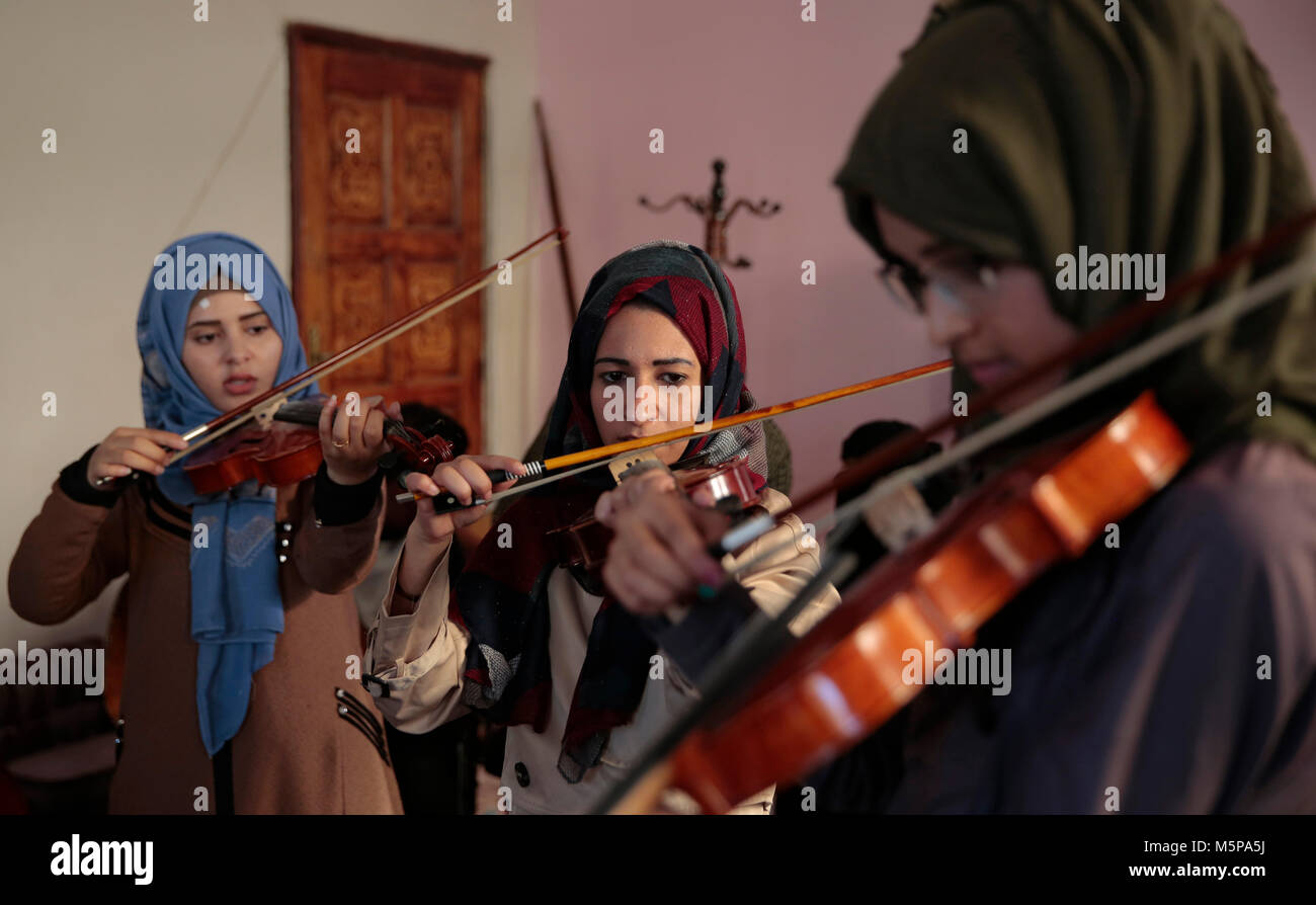 Sanaa, Yemen. 25th Feb, 2018. A Yemeni student plays violin during a ...