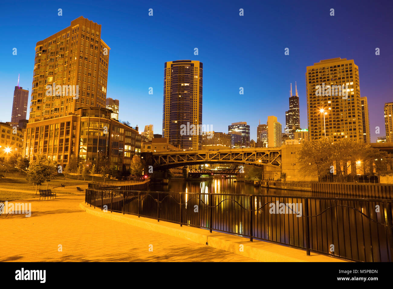 Chicago riverfront hi-res stock photography and images - Alamy